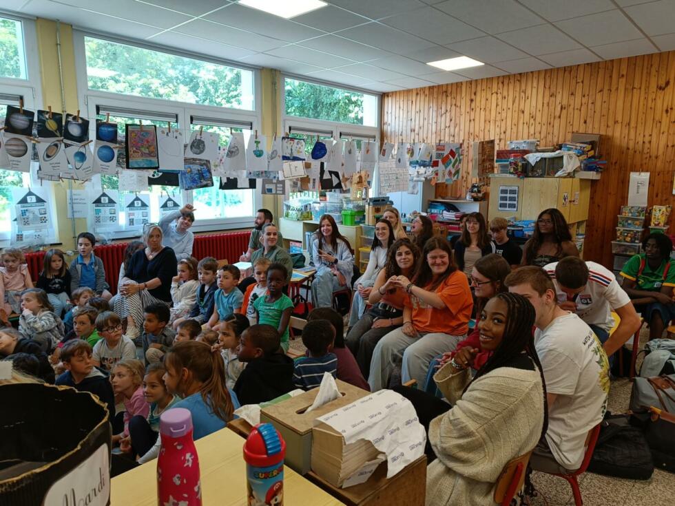 Une séance de lecture pour nos petits élèves par les grands du secondaire. | Isma Arlon