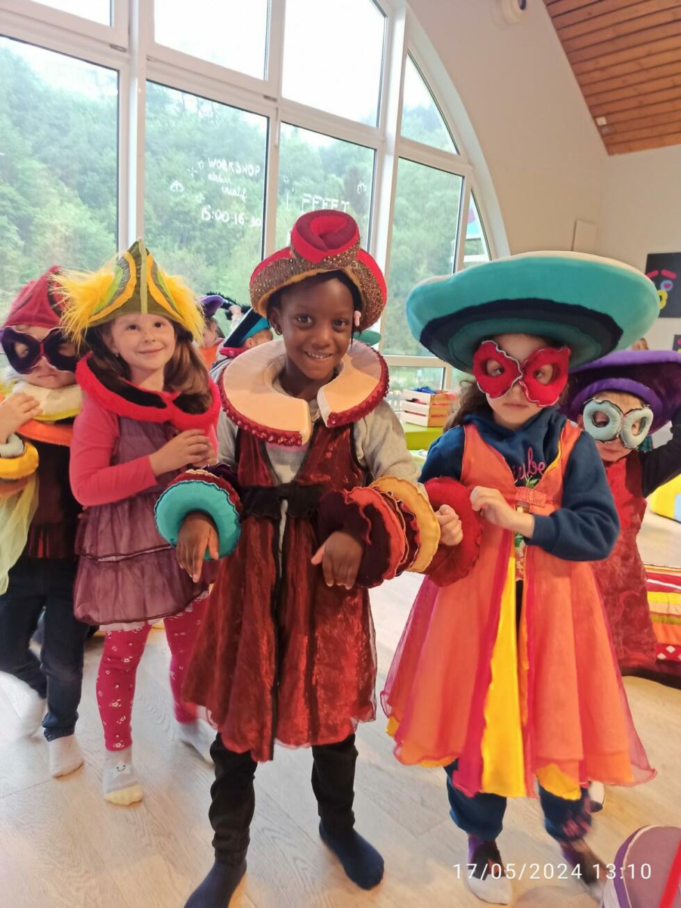 Nos élèves de deuxième et troisième maternelles à Houtopia à la poursuite du temps qui passe ...